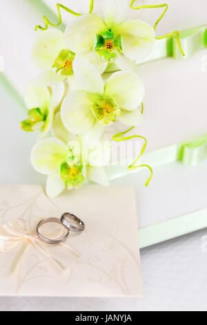 Wedding cake detail with orchid flowers Stock Photo - Alamy