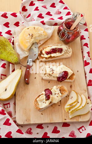 Toastbrot mit Marmelade Stock Photo - Alamy