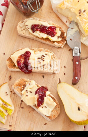 Toastbrot mit Marmelade Stock Photo - Alamy