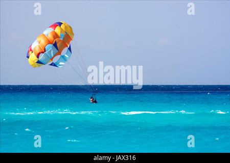 parachute mexico playa del carmen water skiing in the ocean Stock Photo ...