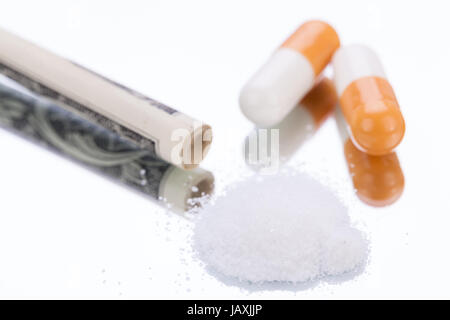 drogen tabletten kokain pillen rauschmittel auf dem tisch nahaufnahme ...