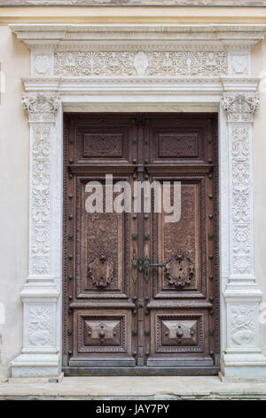 Ancient wood front door of a castle Stock Photo - Alamy