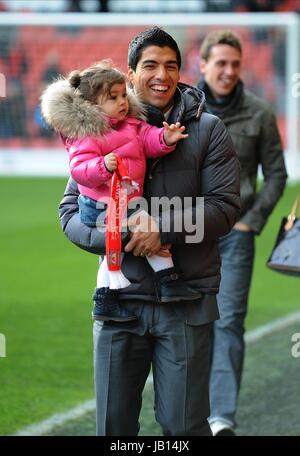LUIS SUAREZ DAUGHTER DELFINA LIVERPOOL V LIVERPOOL V MANCHESTER UNITED ...