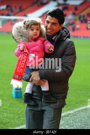 LUIS SUAREZ DAUGHTER DELFINA LIVERPOOL V LIVERPOOL V MANCHESTER UNITED ...