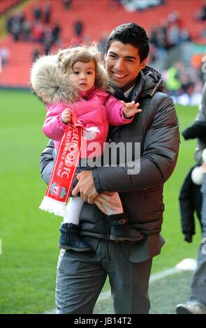LUIS SUAREZ DAUGHTER DELFINA LIVERPOOL V LIVERPOOL V MANCHESTER UNITED ...