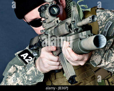 US Army Ranger aiming rifle Stock Photo - Alamy