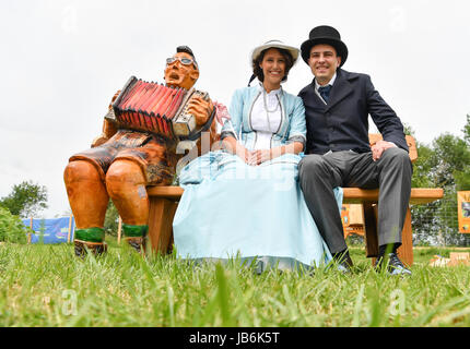Russelheim, Germany. 09th June, 2017. Visitors of the Hessian Day sit ...