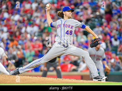 Texas Rangers starting pitcher Jacob deGrom throws a pitch to the ...