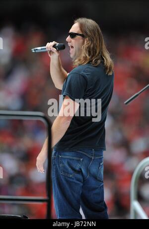 GARY STRINGER SINGER WITH REEF WEMBLEY LONDON ENGLAND 07 August 2011 ...