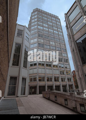 The Economist Building, designed by Peter and Alison Smithson between ...