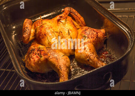 Plattes Huhn im Bräter Stock Photo - Alamy