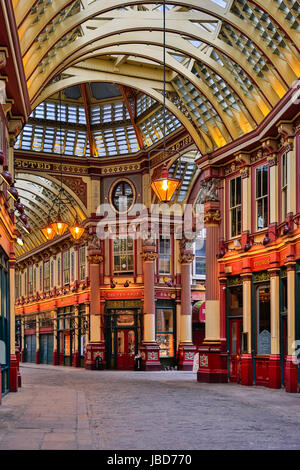 LONDON INTERIOR LEADENHALL MARKET HALLS AND ELABORATE CEILINGS Stock ...