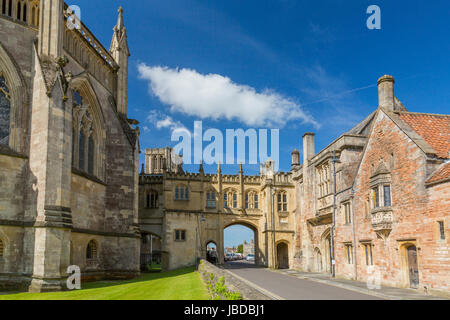 The historic Chain Gate connects the cathedral with Vicar's Close in ...