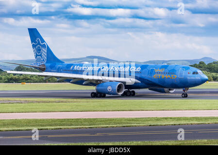 Etihad Airbus A330 Manchester City FC plane Stock Photo - Alamy