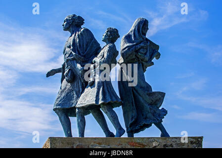 The Emigrants, memorial statue showing evicted Highlander family during ...