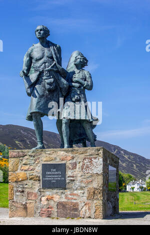 The Emigrants, memorial statue showing evicted Highlander family during ...