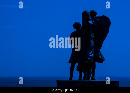 The Emigrants, memorial statue showing evicted Highlander family during ...