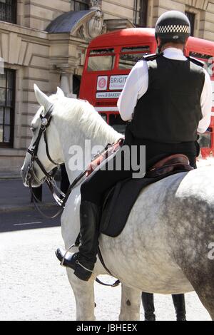 Mounted police in Whitehall returning to Scotland Yard stables Stock ...