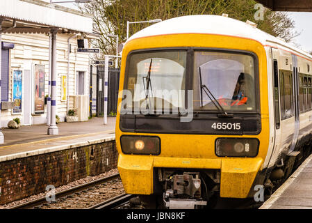 Southeastern class 465 electric commuter train waiting at London ...