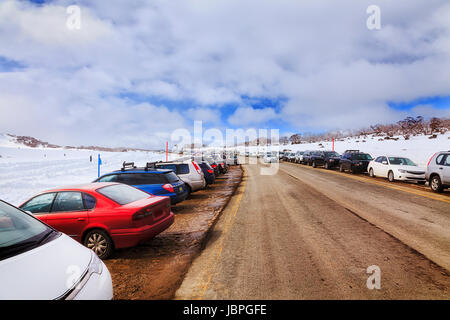 Packed and busy car park in Perisher vally ski resort of NSW, Australia ...