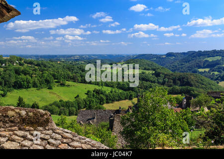 France, Cantal (15), Carlat, vue sur le village depuis le rocher de ...