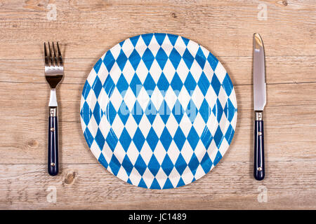 Messer, Gabel und Teller auf rustikalen Tisch aus Holz mit lila Stock ...