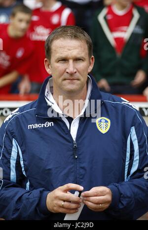 SIMON GRAYSON LEEDS UNITED MANAGER THE GALPHARM STADIUM HUDDERSFIELD ...