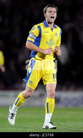 JONATHAN HOWSON LEEDS UNITED FC LEEDS UNITED FC KC STADIUM HULL ENGLAND ...