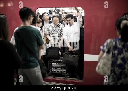 Heavily packed Tokyo metro train is just normal for Japanese people ...