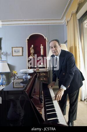 French singer Tino Rossi, at home in his appartment located 40 ...