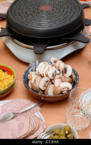 Raclette, tisch, gedeckt, gedeckter tisch, essen, lebensmittel ...