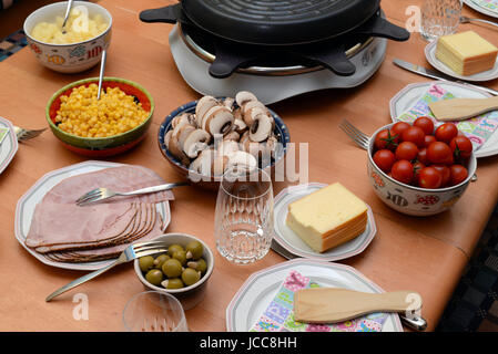 Raclette, tisch, gedeckt, gedeckter tisch, essen, lebensmittel ...