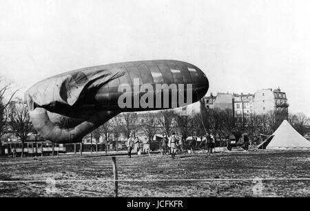 Observation balloon during WW1 Stock Photo - Alamy