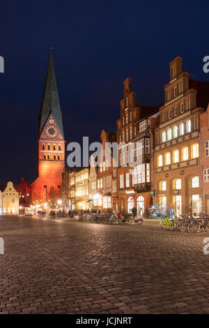 the square Am Sande with Johannis Church, Lueneburg, Lower Saxony ...