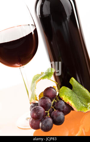 Rotwein im Glas mit Flasche und Weintrauben Stock Photo - Alamy