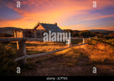 Australian outback shack Stock Photo - Alamy