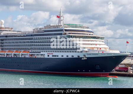 The Cunard Cruise Ship, MS QUEEN ELIZABETH, Departs Southampton UK, For ...