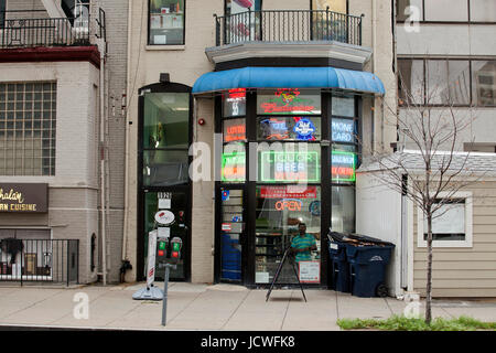 Storefront of a liquor store Stock Photo - Alamy