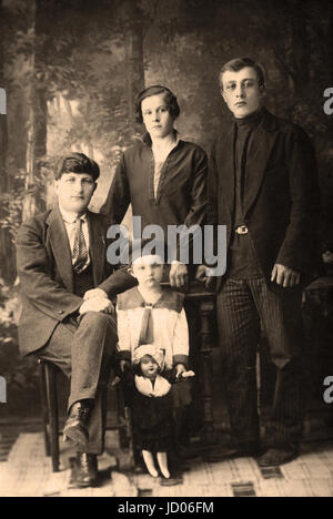 Family portrait, people of all ages, circa 1912 Stock Photo - Alamy
