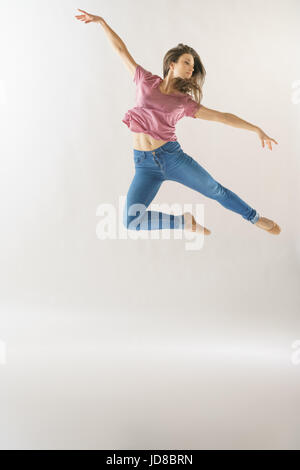 Athletic woman leaping in ballet pose Stock Photo - Alamy