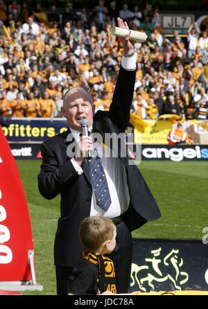 WOLVES FANS CELEBRATE WOLVES V DONCASTER MOLINEUX STADIUM WOLVERHAMPTON ...