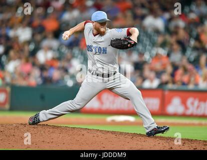 Houston Astros' pitcher Craig Kimbrel looks in before winding up to ...