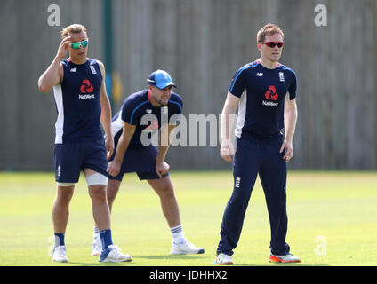England's Tom Curran (left) and Eoin Morgan in discussion during the ...
