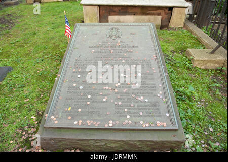 Alexander Hamilton Memorial at Trinity Church in New York City, USA ...