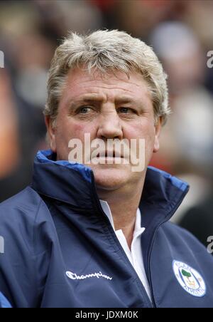 STEVE BRUCE WIGAN ATHLETIC FC MANAGER KC STADIUM HULL ENGLAND 30 August ...