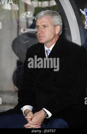 MARK HUGHES MANCHESTER CITY FC MANAGER CITY OF MANCHESTER STADIUM ...