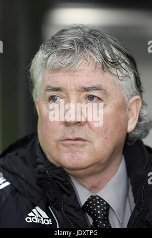 JOE KINNEAR NEWCASTLE UNITED FC MANAGER KC STADIUM HULL ENGLAND 03 ...
