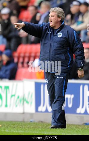 STEVE BRUCE WIGAN ATHLETIC FC MANAGER KC STADIUM HULL ENGLAND 30 August ...