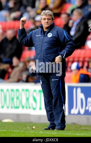 STEVE BRUCE WIGAN ATHLETIC FC MANAGER KC STADIUM HULL ENGLAND 30 August ...