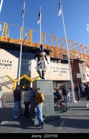 MOLINEUX STADIUM & STATUE WOLVES STADIUM MOLINEUX STADIUM WOLVERHAMPTON ...